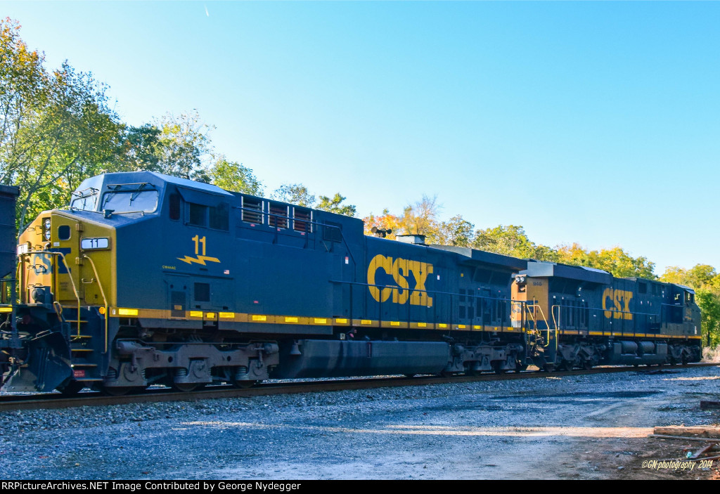 CSX 11 & 946 shunting cars at the Yard